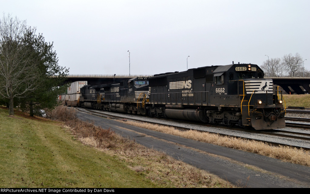 NS SD60 6682 leads 202